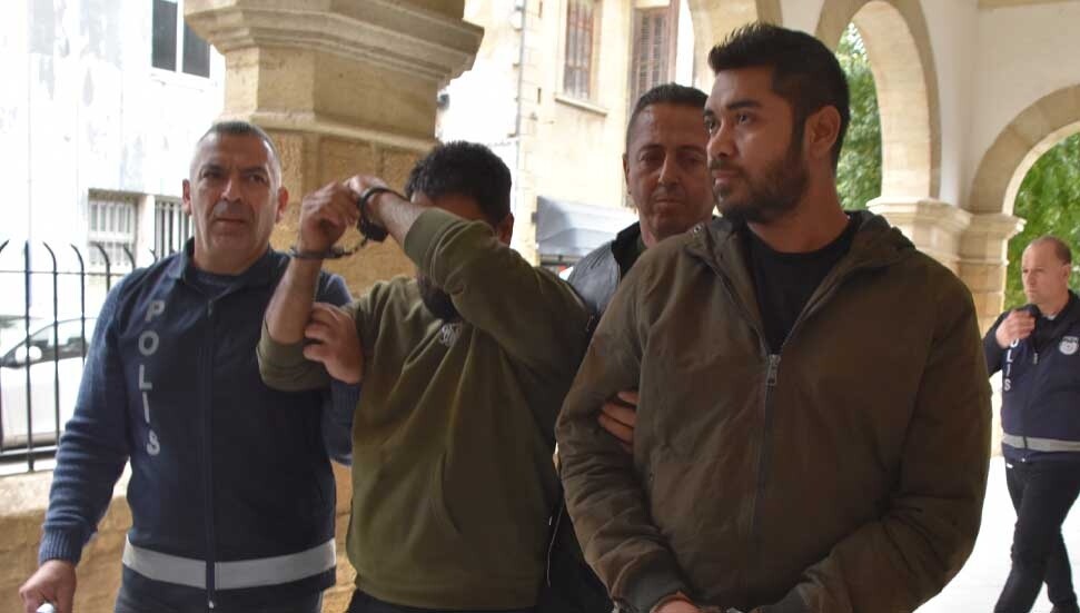 Silah ve canlı mermilerle yakalanan Artemı ve Spyrou, 2 gün tutuklu k