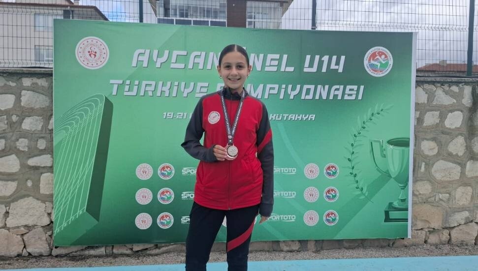Elif Akgün'den Türkiye ikinciliği