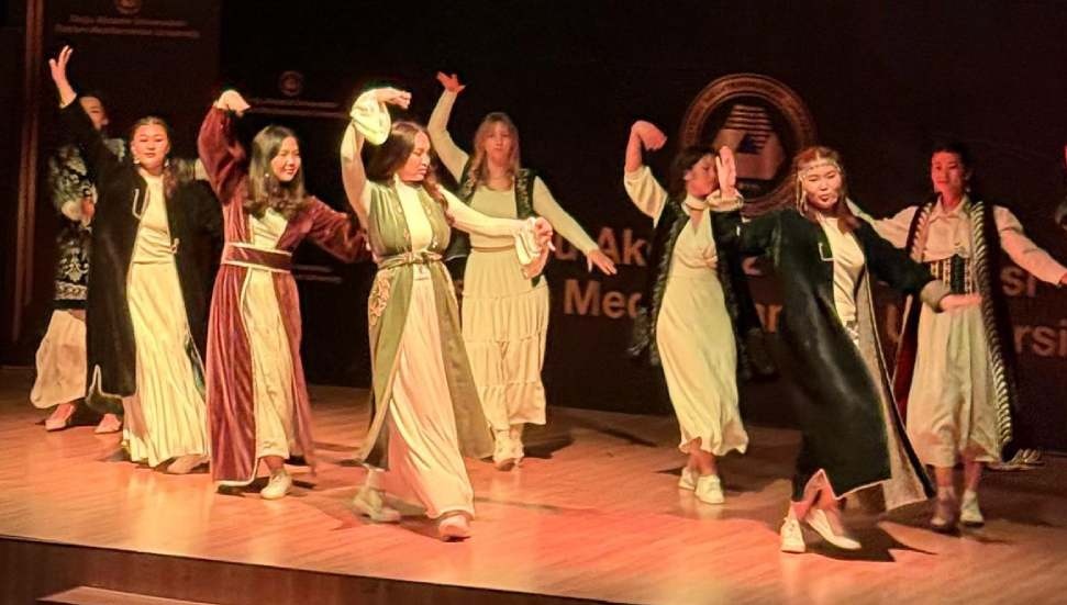 DAÜ'de Nevruz coşkusu: Öğrenciler yöresel kıyafetleriyle bayramı kutl