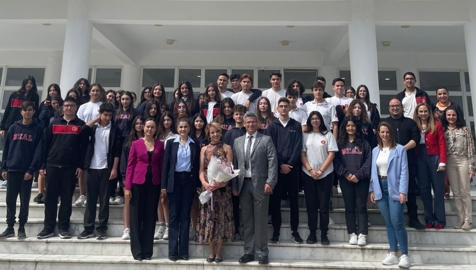 Piyanist Rüya Taner, Bülent Ecevit Anadolu Lisesi öğrencileri ile bir