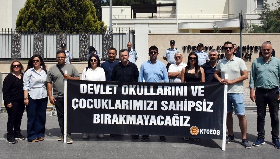 KTOEÖS'ten Büyükelçilik önüne siyah çelenk: Yargı süreci şeffaf yürüt