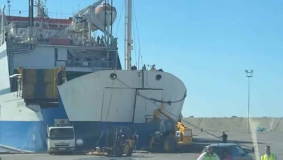 Girne Limanı'nda gemi arızası iddiası: Yolcular yaklaşık 3 saattir be