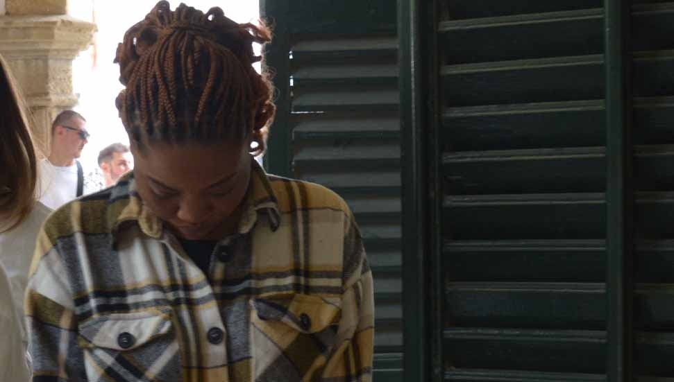 Polise evrak almak için giden Queeneth Otogie'nin kaçak olduğu tespit