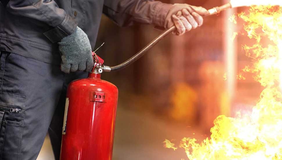 Vadili ve Girne'de yangın: Atölye kulübesi ve araç alevlere teslim ol
