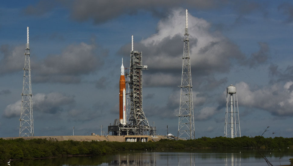 NASA'nın yeni Ay roketi ve kapsülü yola çıkıyor